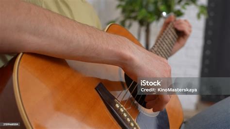 어쿠스틱 기타를 연주하는 성인 남성 기타리스트 기타 넥에서 현을 따는 남성의 손과 손가락의 클로즈업 샷 취미와 여가 시간 개념 Live Event에 대한 스톡 사진 및 기타