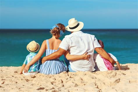 Feliz Família Pai Mãe E Filhos Costas Na Praia No Mar Foto Premium