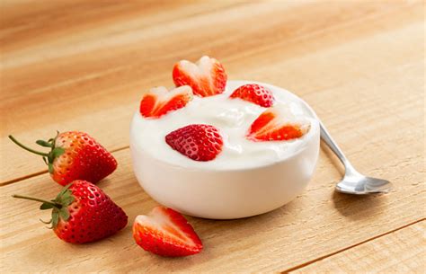 나무 테이블에 요구르트와 붉은 과일 딸기의 그릇 추가 된 박테리아에 의해 발효 된 우유로 만든 요구르트 종종 단 맛과 맛 0명에 대한 스톡 사진 및 기타 이미지 Istock