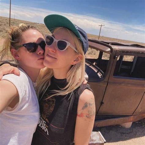 크리스틴 스튜어트 동성 연인과 공개 열애 끝 결혼