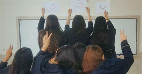 گروهی از معلمان آموزش و پرورش دانش‌آموزان دیگر به درس‌هایی مانند دینی
