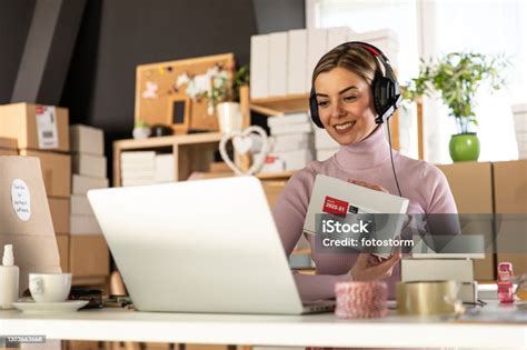 비디오 컨퍼런스를 통해 동료들에게 새로운 패키지를 보여주는 사업가 25 29세에 대한 스톡 사진 및 기타 이미지 25 29세 고객 서비스 담당자 고객 참여 Istock