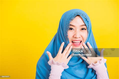 Asian Muslim Arab Woman Islam Wear Hijab She Shocking Open Mouth
