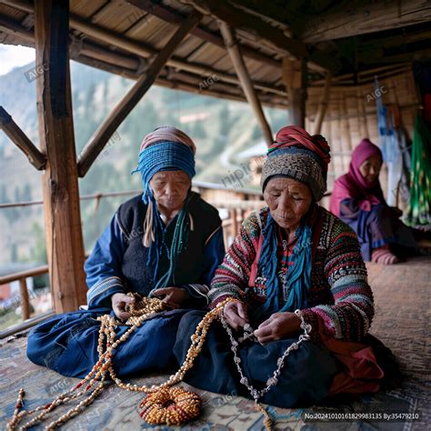 Ai创作图纺线的妇女 藏族老人纺线 高山族男女 女工织女 门巴族妇女 独龙族藤竹编 手工作坊编织场景 少数民族纺织工艺场景 苗家女织布 长颈族手工艺 德昂族男女 藏族纺线 珞巴族男女 独龙族