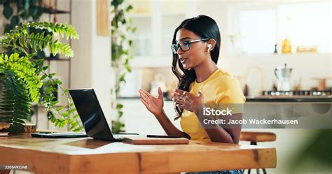 노트북 여성 및 가정 화상 통화 원격 학습을 위한 교육 및 웨비나 과정 컴퓨터 대학생 및 가상 회의 온라인 수업 또는 회의에서 수업을 위한 대화 및 이어폰 교습에 대한 스톡