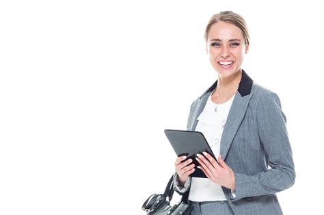 2029세의 카메라 정면 웨스트 업 2029세 성인 아름다운 코카서스 여성 젊은 여성 사업가 사업가 앞에 서 있는 양복을 입고 지갑을 들고 있는 것을 보고 20 29세에