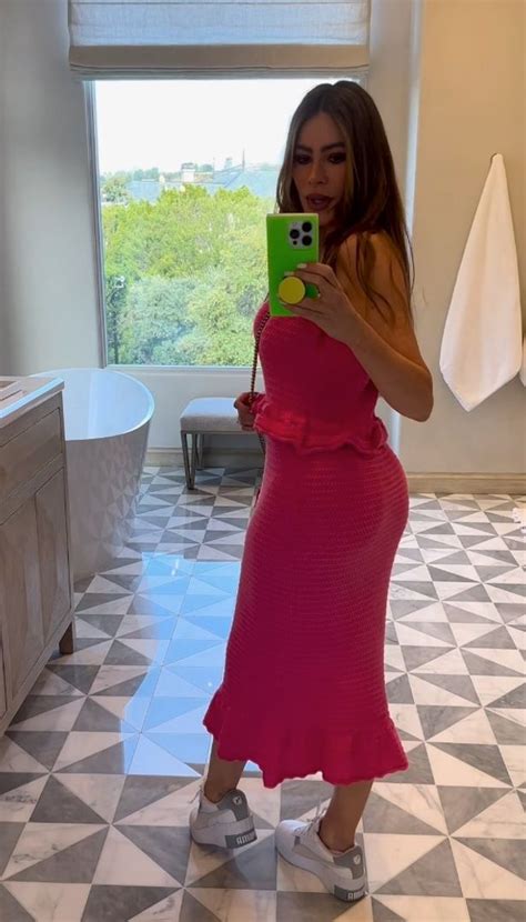Sofia Vergara Thrills Fans As She Shows Off Her Beautiful Curves In