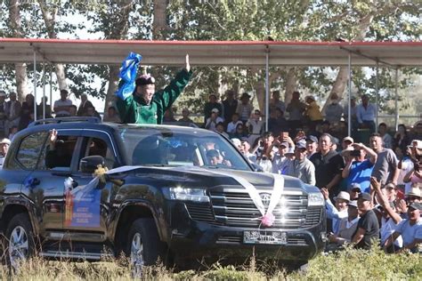 Улсын Харцага Г Ганхуягд ЛАНД 300 автомашин бэлэглэлээ