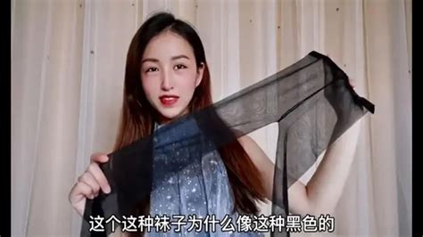妹子大胆试穿黑色珠光丝袜，款式很新颖，穿上后别有一番韵味！ Youtube