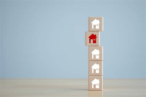 부동산 집 부동산 투자 및 자산 관리 주택 융자 세금 모기지 구매 임대 많은 집에서 나무 블록에 다른 레드 하우스 최고의 속성을 선택하십시오 0명에 대한 스톡 사진 및 기타