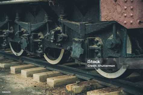 철도 트랙 오래 된 증기 엔진 기관차 기차와 고전적인 기간 열차의 철 바퀴 0명에 대한 스톡 사진 및 기타 이미지 0명 3륜 차량 강철 Istock