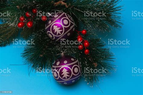 크리스마스 트리와 눈송이의 이미지와 두 개의 보라색 축제 풍선 가문비 나무 파란색 배경 Flatlay의 인공 가지에 거짓말 12월에 대한 스톡 사진 및 기타 이미지 Istock