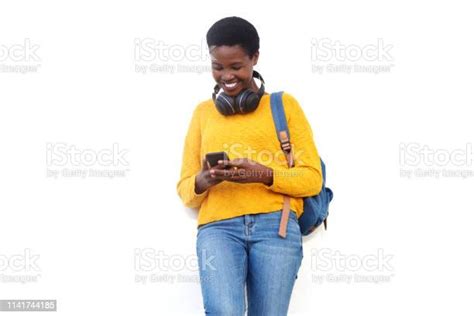 스마트 폰과 가방 흰색 배경에 대 한 웃는 행복 한 아프리카계 미국인 여자 전화에 대한 스톡 사진 및 기타 이미지 전화 컷아웃 아프리카 민족 Istock