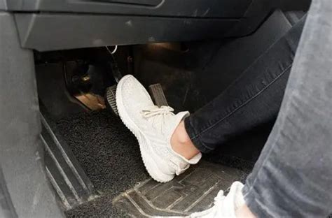 手刹松了仍然刹车状态 有驾