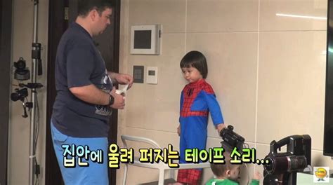 분명 ‘스파이더맨으로 변신했는데 자기가 거미줄에 갇혀 당황한 윌리엄 인사이트