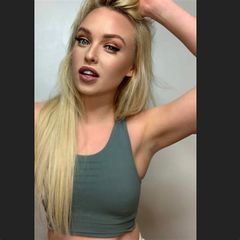 Jorgie Porter Scrolller