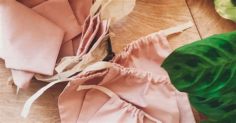 녹색 잎 식물 평평한 누워 나무 배경에 친환경 재사용 가능한 가방 제로 폐기물 쇼핑 개념 일회용 플라스틱을 금지합니다 식료품용 에코백 지속 가능한 라이프 스타일