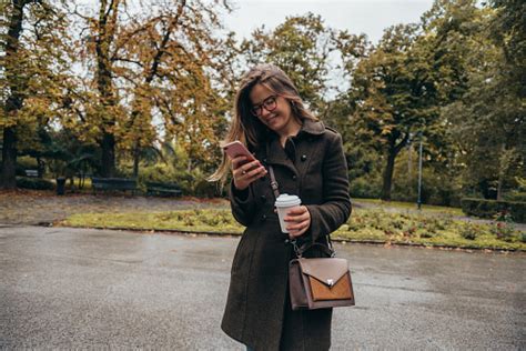 아름다운 젊은 여자 사용 스마트폰 과 마시는 커피 테이크 아웃 에 A 비오는 날 비에 대한 스톡 사진 및 기타 이미지 비 여자 사업가 주차 활동 Istock