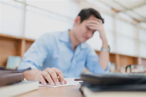 피곤한 사업가가 사무실에서 직장에서 연필을 들고 두통이나 화가 납니다 과로 실수 스트레스 종료 실패 나쁜 슬픈 피곤 또는 우울증 개념 걱정하는에 대한 스톡 사진 및 기타