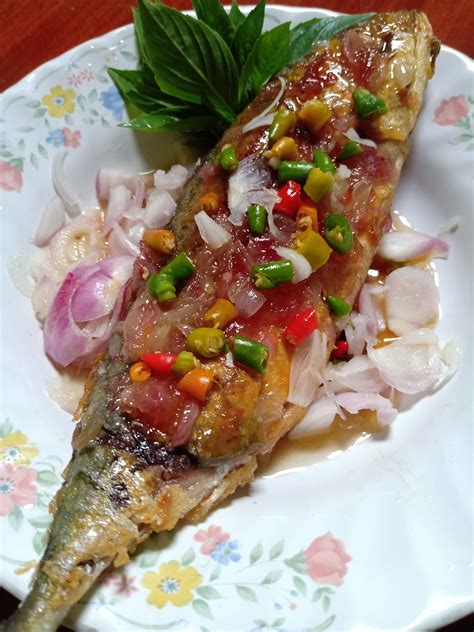 ครัว ยายดอกไม้ ทอดปลาทูเค็ม 1ปลาทู 2หอมแดง พริกขี้หนู