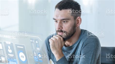 세련 된 남자 사용 하는 그의 높은기술 컴퓨터와 투명 한에 가까운 미래에에서의 기회를 닫습니다 그는 첨단 조명 사무실에서 작동합니다 검사 보기에 대한 스톡 사진 및 기타