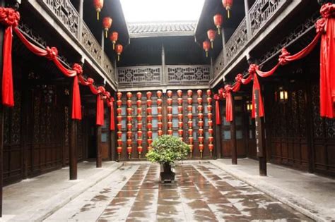 年少放荡不羁，时常沉醉温柔乡，年老一事无成，只有满腹凄凉