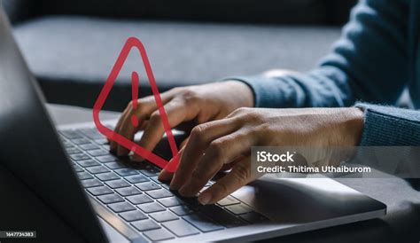 알림 오류 프로그래머 해킹 경고 사이버 공격 해커 악성 코드 위험 사이버 범죄 인터넷 웹 해킹 기술에 대한 빨간색 삼각형 주의 경고 표시가 있는 인간 사용 노트북 긴급