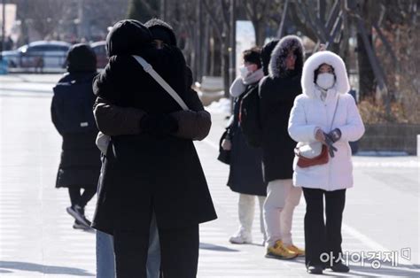 포토 따뜻한 포옹 아시아경제