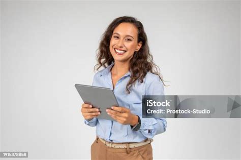 미소 짓는 백인 젊은 사업가 태블릿 소셜 네트워크 앱 프리젠 테이션 비즈니스 사용 여자에 대한 스톡 사진 및 기타 이미지 여자 태블릿 한 명의 여자만 Istock