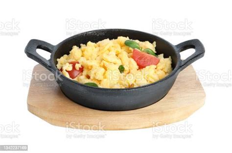 흰에 고립 된 프라이팬에 콩나물과 체리 토마토와 맛있는 스크램블 계란 0명에 대한 스톡 사진 및 기타 이미지 0명 건강한 생활방식 건강한 식생활 Istock