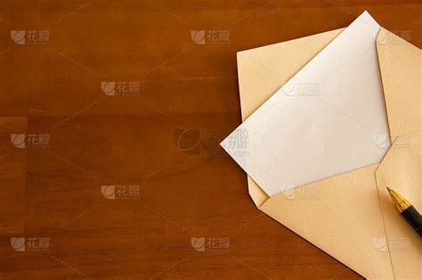 桌上放着信封和圆珠笔