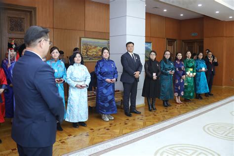 Сар шинийн босгон дээр хүнсний салбарын тэргүүлэгчид төрийн дээд одон медалиар шагнагдлаа