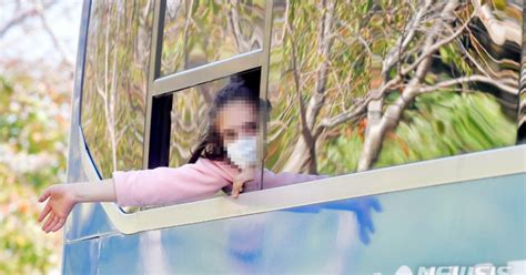 여수 도착해 손흔드는 아프가니스탄 특별기여자