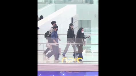 Vs Reaction On Jisoo Jumping In Airport 😜😍🥰 Jisoo Kimtaehyung Vsoo Taesoo Youtube