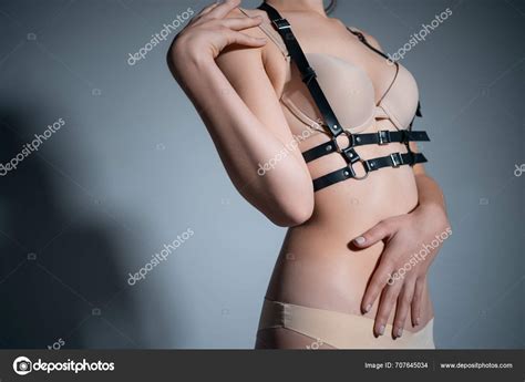 性感裸体脱衣舞娘穿着黑色皮具束缚 性感裸体脱衣舞娘穿着野性诱惑内衣 性爱角色扮演 高质量的照片 图库图片 goami 707645034