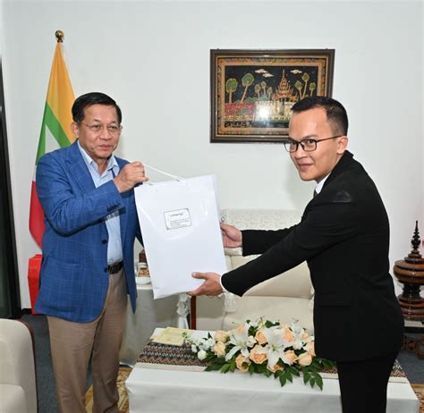 နိုင်ငံတော်စီမံအုပ်ချုပ်ရေးကောင်စီဥက္ကဋ္ဌ နိုင်ငံတော်ဝန်ကြီးချုပ် ဗိုလ်ချုပ်မှူးကြီး မင်းအောင်လ