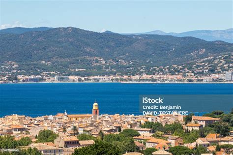 Sainttropez는 유럽의 프로방스알프코트 다 쥐르 지역의 바르 부서에 위치한 프랑스 코뮌입니다 뾰족탑에 대한 스톡 사진 및 기타 이미지 Istock