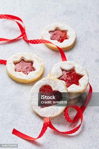 라즈베리 또는 딸기 잼을 밝은 배경에 클래식 린저 크리스마스 쿠키 0명에 대한 스톡 사진 및 기타 이미지 0명 가루 설탕 강림절 Istock