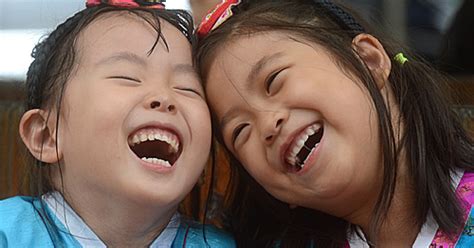 활짝 웃는 어린이들