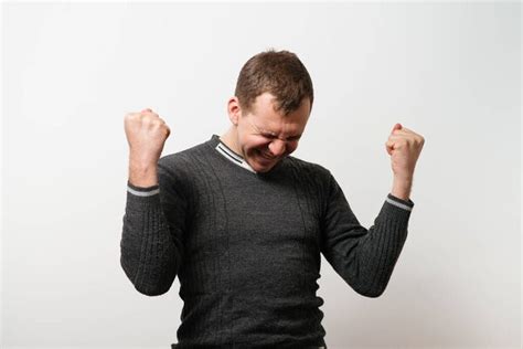 Создать мем молодой человек парень показывает большой палец Картинки Meme