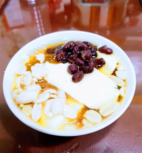 本願豆花店 《西門逢豆花控》 艋舺鄰里尋常見，爆社版上幾度聞。 正是西門好風景，豆花時節恰逢君。