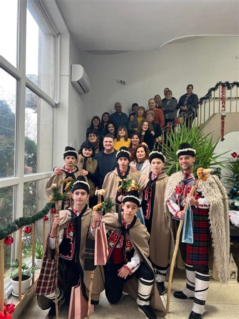 Коледари наричаха за здраве и берекет кмета на Оряхово Росен Добрев снимки