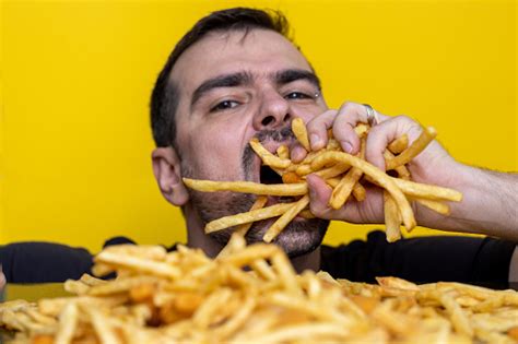 정크 푸드 영양 및 식이 건강 문제 개념을 먹는 두 손으로 먹는 젊은 남자는 건강에 해로운 패스트 푸드의 엄청난 금액 닭고기 튀김에 대한 스톡 사진 및 기타 이미지 Istock