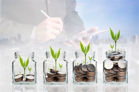 성공 사업가 명확한 병 사업 투자 성장 개념에서에서 씨앗과 동전과 디지털 태블릿을 사용 하 여 도시 풍경 배경 개념을 절약의 이중 노출 개발에 대한 스톡 사진 및 기타