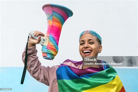 성소수자 사회 운동의 무지개 깃발 기호를 입고 게이 프라이드 이벤트를 축하하는 젊은 여자 동성애자의 권리에 대한 스톡 사진 및