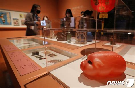 돈을 부르는 빨간 돼지저금통