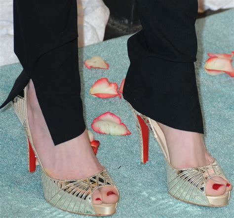 Anne Hathaway Feet Close Up In Heels Free Celebrity Porn Photo