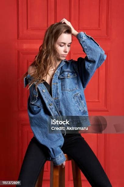 젊은 매력적인 소녀 또는 모델 긴 머리 데님 재킷과의 자에 부 지 선정 검은 바지를 입고 가리기에 대한 스톡 사진 및 기타 이미지 가리기 귀여운 다리 신체 부분