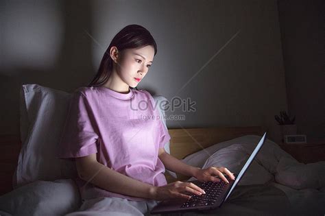 Women Staying Up Late To Play Computer Picture And HD Photos Free Download On Lovepik