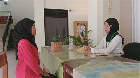 Contoh Pelayanan Prima Pada Resepsionis Di Kantor Menerima Tamu Yang